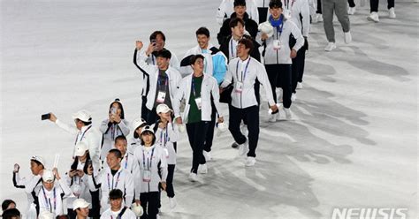 울산종합운동장 들어서는 전국체전 선수단