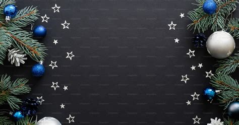 파란색과 은색 현대 장식 싸구려 전나무 나뭇가지 어두운 검은색 배경에 색종이가 있는 크리스마스 프레임 테두리 우아한 크리스마스 배너 모형 인사말 카드 템플릿 사진