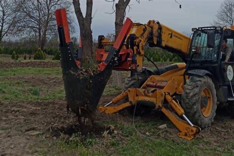 Община Пловдив закупи машина за преместване на големи дървета в