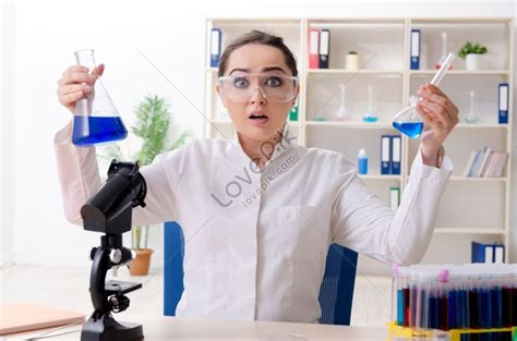 실험실에서 일하는 젊은 여성 화학자 사진 사진 무료 다운로드 Lovepik