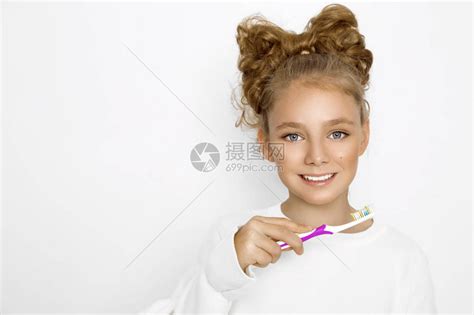 年轻女孩拿着牙刷笑得开心高清图片下载 正版图片505049801 摄图网