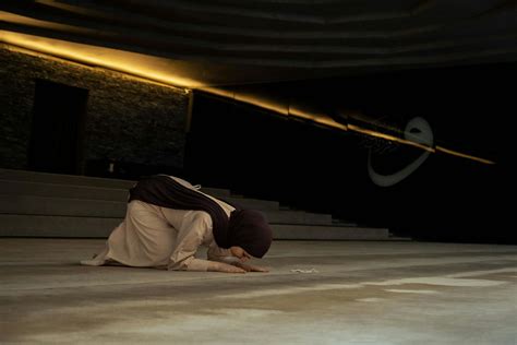 실내 Id 거룩한 건축 고요함 기도 단순한 명상 적 모스크 무릎 꿇고 있는 무슬림 묵상 문화적 미니멀 믿음 바닥 반사 봉납 살랏 숭배자