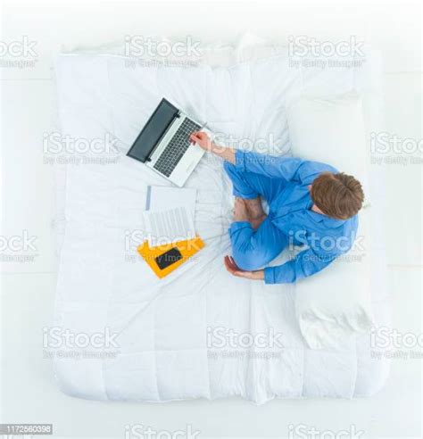 2029 세 성인 잘 생긴 사람들 백인 젊은 남자 남성 자 휴식 휴식 휴식 작업 침대 를 입고 침실에서 흰색 배경 앞에서 휴식 가구 침구 매트리스의 바로 위에 한 남자