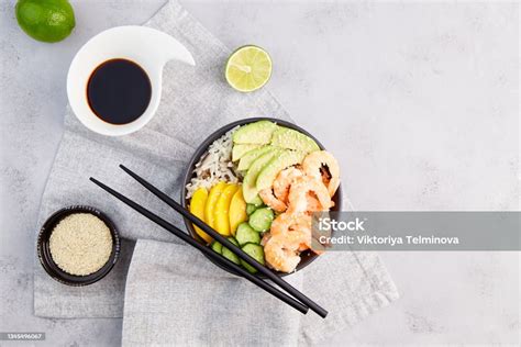 새우 아보카도 쌀 오이 망고 후추 참깨 회색 배경에 간장 그릇을 찌르세요 하와이 안 아히 해산물과 함께 하는 다이어트 식사 0명에 대한 스톡 사진 및 기타 이미지 Istock