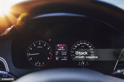 고급 현대 자동차의 대시 보드의 내부 전망 디스플레이 또는 모니터 화면과 햇빛 빛이있는 휠 및 깨끗한 대시 보드 가을에 대한