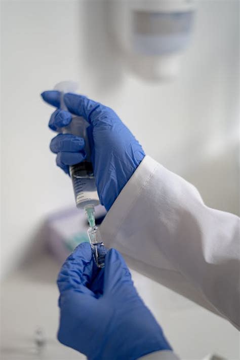 반 전체 유리와 흰색 약 알 약을 들고 여자 · 무료 스톡 사진