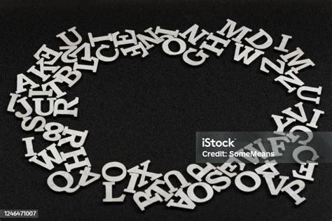 검은 색 배경에 둥근 프레임의 형태로 흰색 영어 문자 공간을 복사합니다 템플릿 Mockup 0명에 대한 스톡 사진 및 기타 이미지 Istock