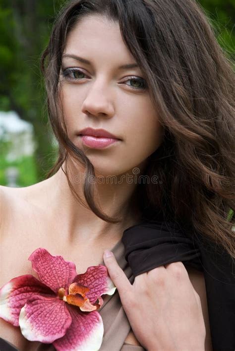 Une Belle Jeune Femme Image Stock Image Du Vert Femelle
