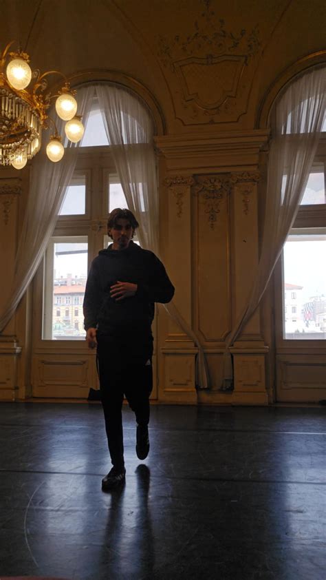 Devin Juraj Nastupa U Novom Riječkom Mjuziklu Priča Sa Zapadne Strane Hr