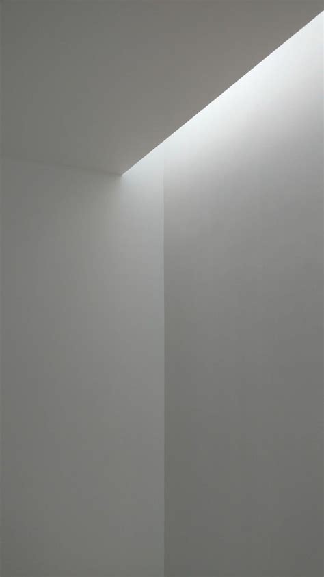 밝은 빛이 비추는 빈 방