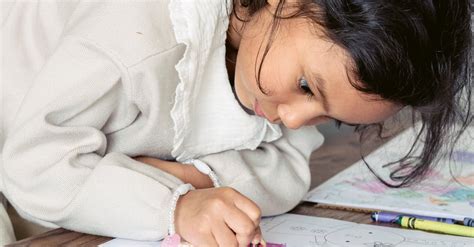 가정 학교 교육 교육적인 그리는 노는 시간 놀이를 통해 배우기 다채로운 독창성 미술용품 상상력 색칠 놀이 책 소녀 손과 눈의 협응 실내 실내 활동