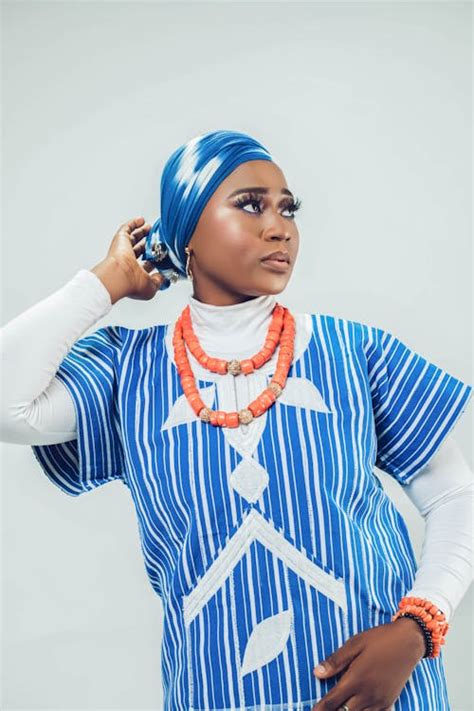 가나 복장 머리 감싸기 모델 목걸이 문화 유산 문화적 복장 문화적 정체성 문화적 표현 민족 드레스 민족 보석