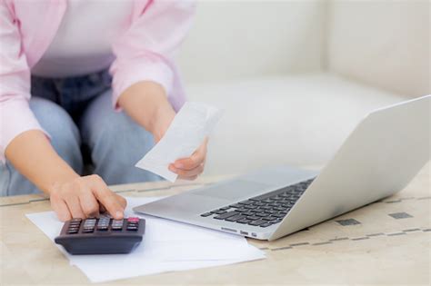 집에서 책상에 계산기로 금융 가구를 계산하는 여성의 클로즈업 손 저축 및 계획 비용 부채 및 대출 세금 및 회계 비즈니스 및 금융에 대한 청구서를 확인하는 소녀 거실에 대한