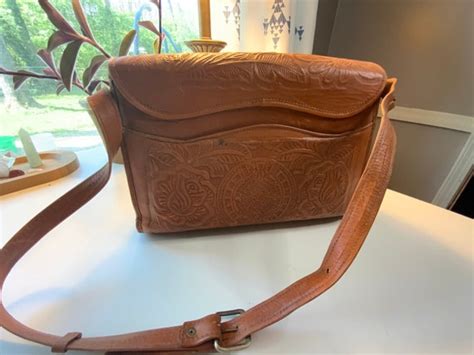 Vintage Avelar Tooled Leather Purse Gem
