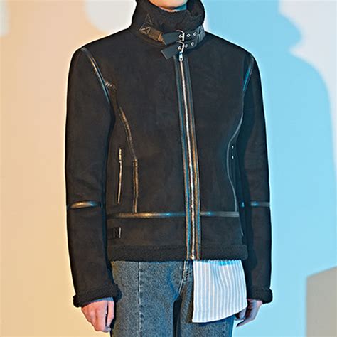 레드옴므 고급스러운 무드의 무스탕 자켓 루즈 핏 디테일과 클래식한 디자인의 아이템