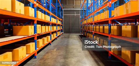 선반에 골판지 상자가있는 창고 상점 상품이있는 선반으로 가득 찬 소매 창고 물류 및 유통 센터에서 작업 창고 센터 개념 0명에