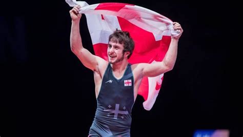 „დედის გასვენების დღეს მამას ინსულტი დაემართა და მალე დაეღუპა მარტო დარჩა “ სოციალურ