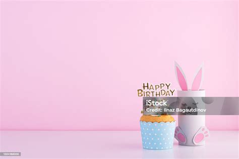 귀여운 종이 토끼와 분홍색 배경에 생일을위한 맛있는 아름다운 컵 케이크 케이크 0명에 대한 스톡 사진 및 기타 이미지 0명 개념 건강한 생활방식 Istock