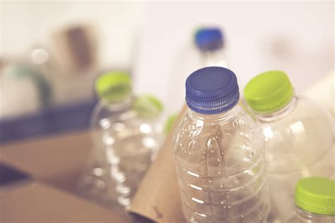 재활용 할 수있는 폐기물 플라스틱 병 및 종이 판지를 재활용 과정을 기다리는 상자에서 분리되어 선택적 초점을 닫습니다 0명에 대한 스톡 사진 및 기타 이미지 Istock