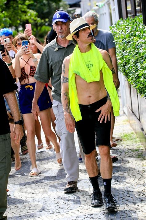 Anthony Kiedis Do Red Hot Chili Peppers é Seguido Por Fãs Em Passeio
