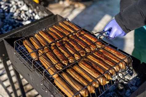 Bbq 고기 굽는 그릴 러 그릴 마스터 그릴 창살 담배를 피우다 뒤뜰 파티 맛 맛있는 먹음직스러운 바베큐