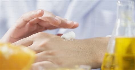 과학자 피부과 의사는 실험실에서 유기농 천연 화장품을 테스트하고 연구 개발 뷰티 스킨케어 개념 빈 패키지 병 용기 크림 세럼 손 사진 Unsplash의