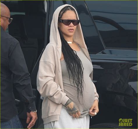 Rihanna Looks Cozy While Showing Off Baby Bump At Lax Photo Rihanna Photos Just