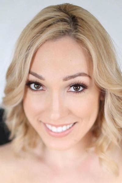 Lily Labeau About Entertainmentie