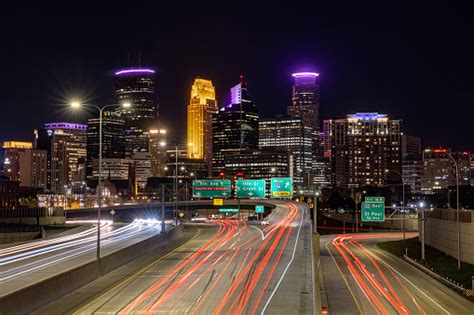밤에 시내로 이어지는 자동차로 밝혀진 도로의 아름다운 긴 노출 0명에 대한 스톡 사진 및 기타 이미지 0명 건축 건축물 Istock