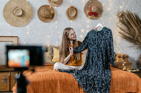 인터넷 블로그용 미디어 콘텐츠를 만드는 젊은 성인 동영상 블로거 Live Event에 대한 스톡 사진 및 기타 이미지 Live Event 가정 생활 가정용 캠코더