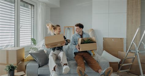 새 아파트에서 상자를 들고 있는 쾌활한 젊은 부부 이사의 개념 사진 Unsplash의 집 이미지