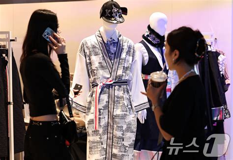 젊은 세대 겨냥한 한복 뉴스1