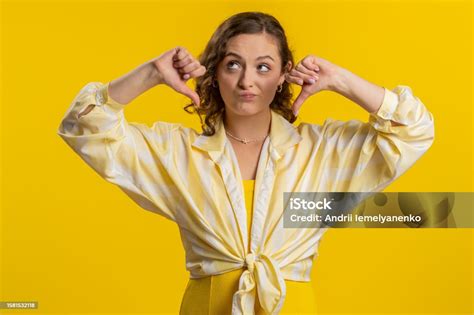 엄지손가락을 아래로 내리는 매력적인 젊은 여자 소녀 불만족 싫어하는 것을 보여주는 화가 난 소녀 25 29세에 대한 스톡 사진 및 기타 이미지 Istock