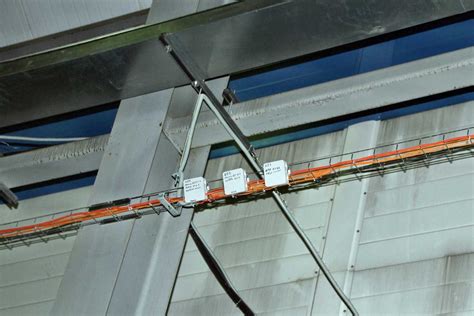 Крепление распаячной коробки к тросу в интерьере (71 фото) - красивые ...