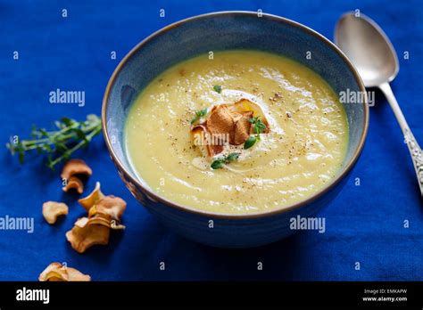 Parsnip Soup With Parsnip Crisps Stock Photo Alamy