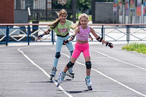 스타디움 경주에서 롤러블레이드를 타는 아이들 스피드 경쟁 헬멧을 쓴 여학생과 롤러블레이드를 타고 친구와 함께 인라인 스케이팅에 대한 스톡 사진 및 기타 이미지 Istock