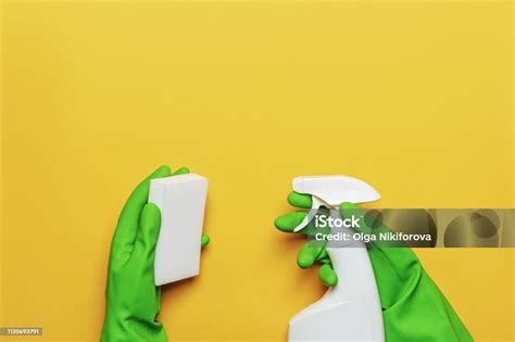 작업자의 손 고무에서 갯 솜 및 스프레이 병에 노란색 배경 보호 장갑 청소 집안의 복용 치료의 개념 가사 집안일에 대한 스톡 사진 및 기타 이미지 Istock