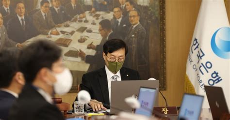 금융통화위원회의 참석한 이창용 한국은행 총재