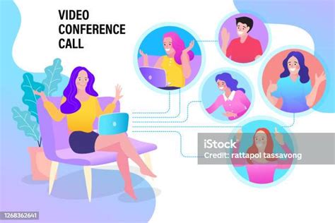 여성 직원은 집에서 온라인 브리핑에 종사하는 다인종 동료와 화상 통화에 대해 이야기합니다 사업가는 다양한 동료와 노트북에 웹캠 컨퍼런스를 사용하여 말한다 Brand Name