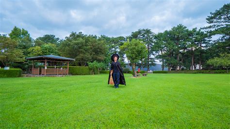 公演でぽつんと立つ魔法使いのアフロりゅうじ｜山形県の写真ならアフロりゅうじフリー素材サイト『afroimages』