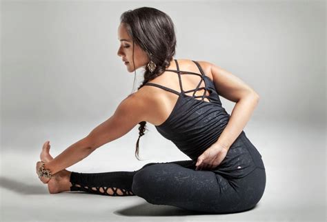 Who Is Briohny Smyth Bio Age Husband Net Worth Yoga Style And Her Aligned Yttc Program