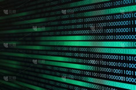 影像转移数字化显示街道二进制码绿色蓝色数据部分侧面视角流动 影像转移数字化显示街道二进制码绿色蓝色数据部分侧面视角流动