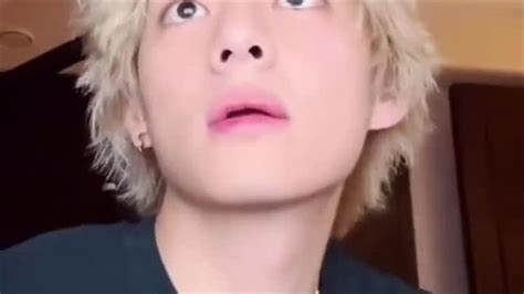 برا شما هم صدای کلیک زبون تهیونگ خیلی سکسیه؟ یا کیوت؟ نماشا