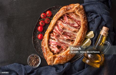 전통 터키식 구운 피데 요리 중동 간식 터키 피자 고기와 베이컨피데 베이컨 파이를 엽니다 상단에서 보기입니다 공간을 복사합니다