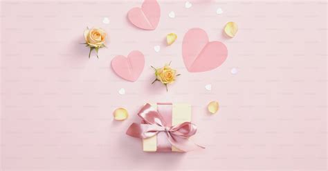 해피 발렌타인 데이 플랫 레이 구성 선물 상자 종이 하트 장미 색종이가 분홍색 배경에 있습니다 로맨스 사랑 개념