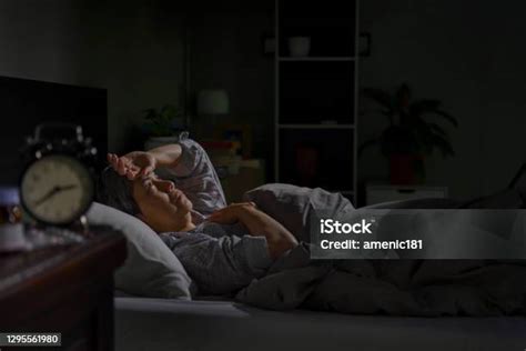 침대에 누워 우울한 노인 은 불면증에서 잠을 잘 수 없습니다 불면증에 대한 스톡 사진 및 기타 이미지 불면증 노인 잠자기 Istock