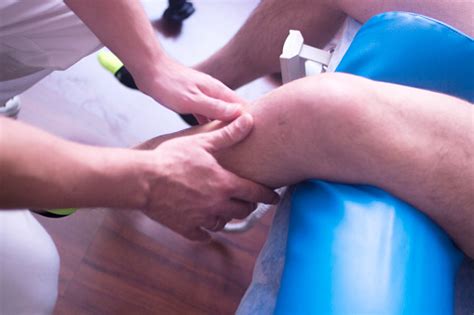 물리 치료 Mecical 클리닉 물리 치료 부상 재활 후 환자에서 운동의 범위를 측정 건강 진단에 대한 스톡 사진 및 기타 이미지 건강 진단 건강관리와 의술 남자