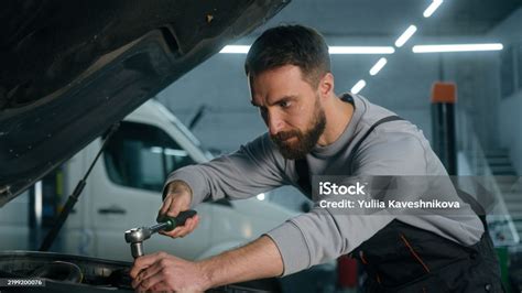 전문 자동차 정비사 엔지니어 백인 남자 차량 서비스 엔진 전문가 고정 모터 자동차 스패너 키 렌치 도구 수리 자동차 부러진 트럭 차고 작업장 역 가솔린에 대한 스톡 사진 및