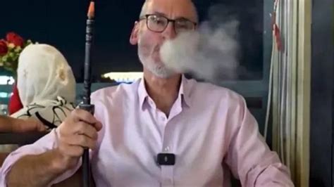 وهو يدخن الشيشة السفير البريطاني في العراق يوجه رسالة إلى هولندا