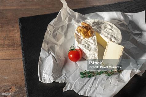 슬레이트 블랙 배경에 종이에 맛있는 브리 치즈 치즈의 브리 유형 카망베르 신선한 브리 치즈와 스톤 보드의 슬라이스 이탈리아 프랑스 치즈 0명에 대한 스톡 사진 및 기타